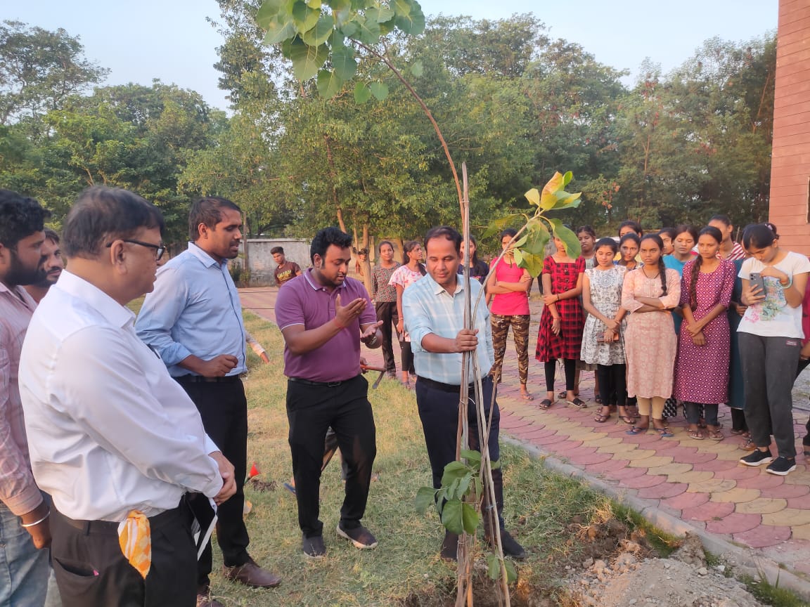 कलेक्टर डॉ. गौरव सिंह ,नगर निगम कमिश्नर अबिनाश मिश्रा ने लगाया नव ...